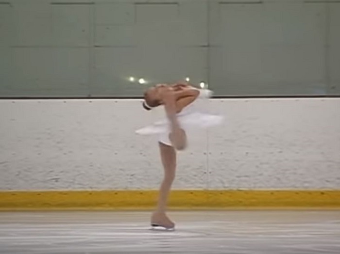 7-year-old stuns with angelic ice skating performance to “You Raise Me Up”
