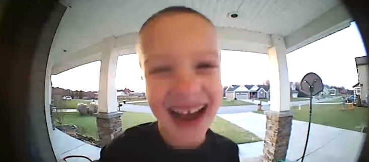 Boy contacts dad on doorbell cam for funny "emergency"