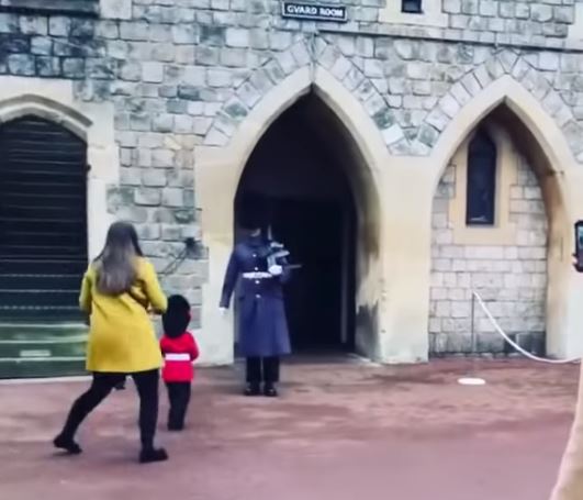 Queen’s guards break formation to create unforgettable memory for ...