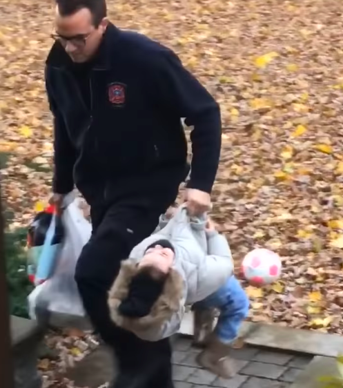 Dad Solves Toddler’s Refusal To Walk In Calm And Hilarious Manner
