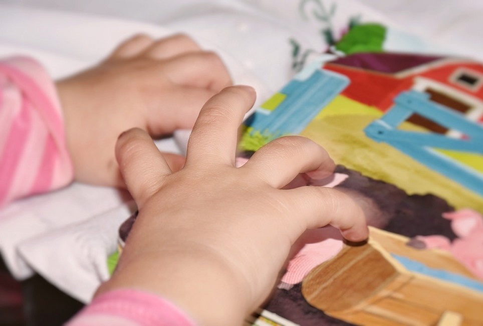 15-Month-Old Twins Show Mommy Their Sign Language