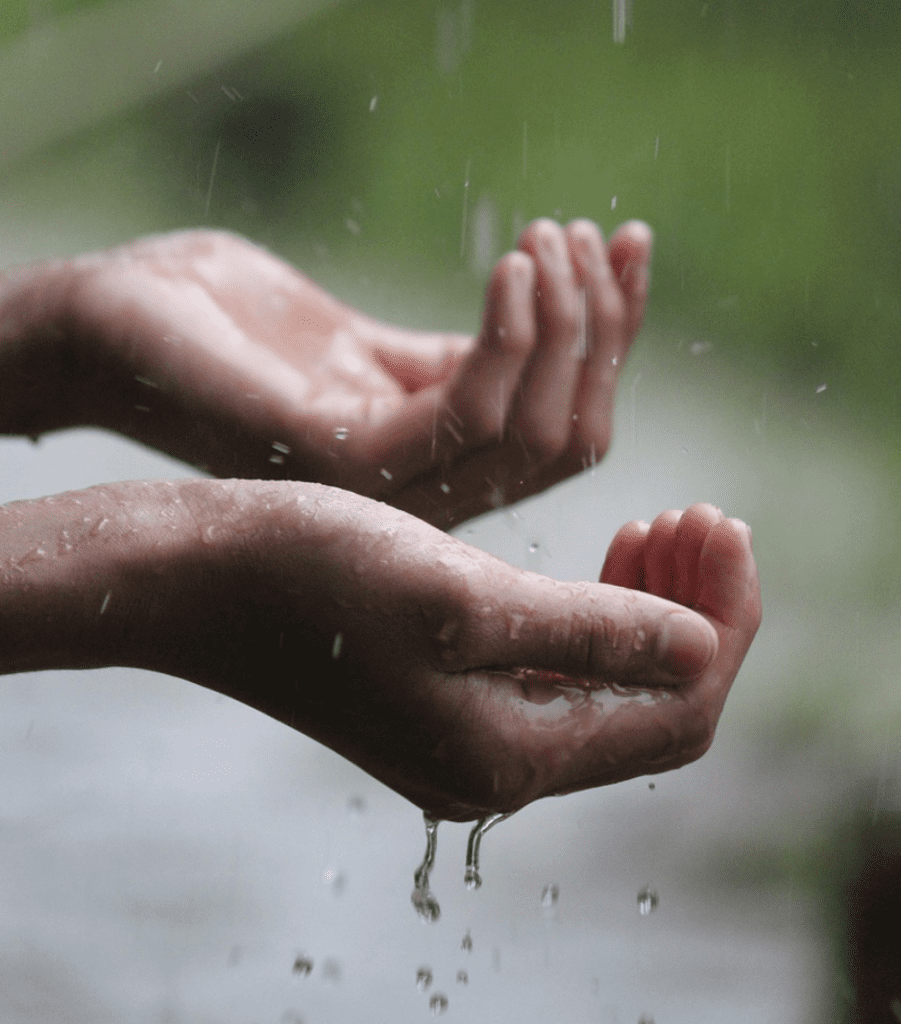Toddler has precious reaction to first summer rain experience with daddy