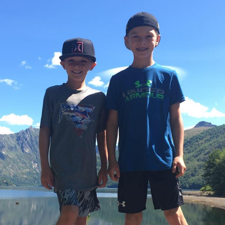 Twin brothers set up lemonade stand to support premature twin neighbors ...