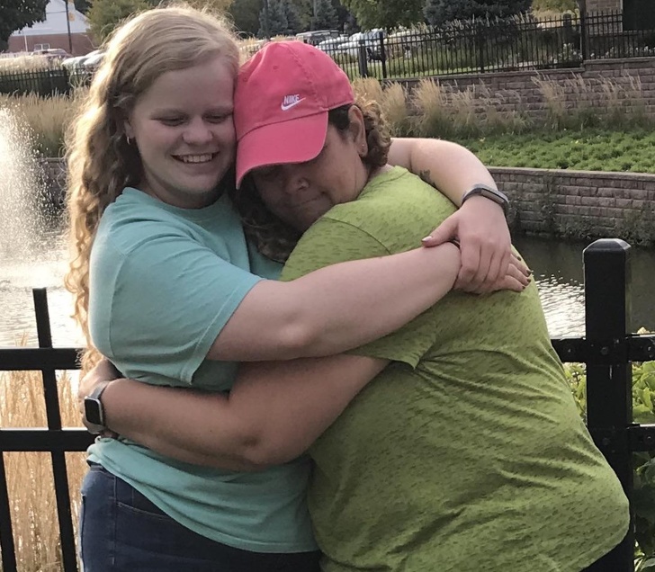37 pictures proving the safest place is right next to Mom