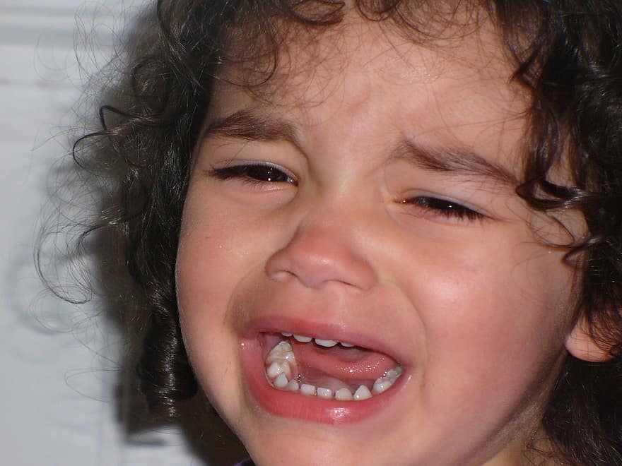 Toddler talks herself out of crying, shows the whole internet how to ...