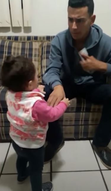 Deaf father beams with joy when toddler tries to talk like him with ...