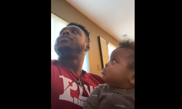 Dad repeatedly sniffs baby’s hair getting hilarious reaction from baby ...