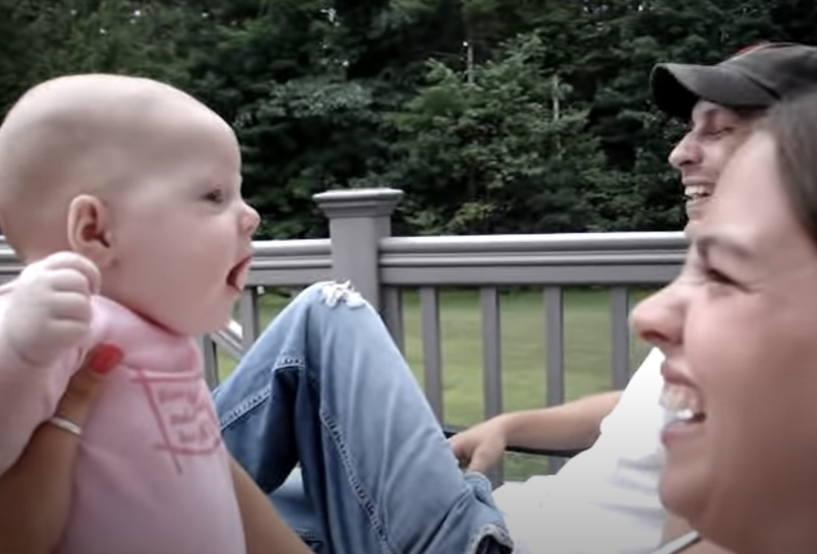Aunt growls at baby girl making everyone laugh when baby quips back her ...