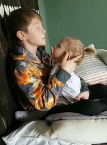 Big brother serenades Bruno Mars hit to little sister and her response ...