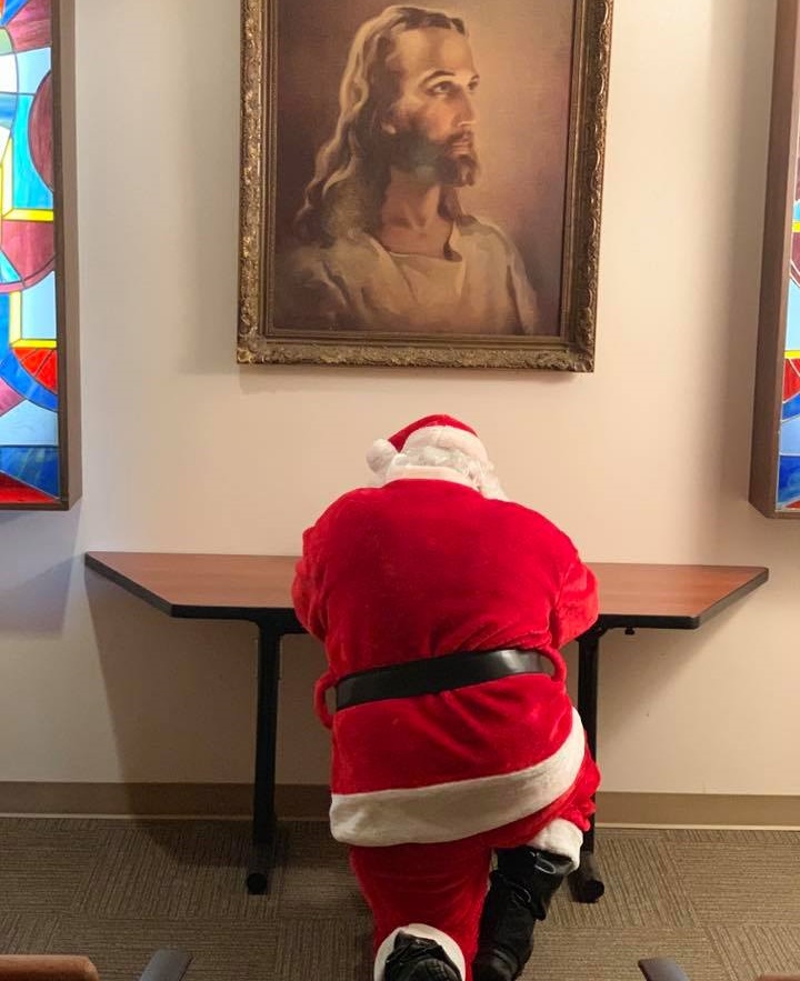 Santa Kneels To Pray Unaware Touching Moment Caught On Film