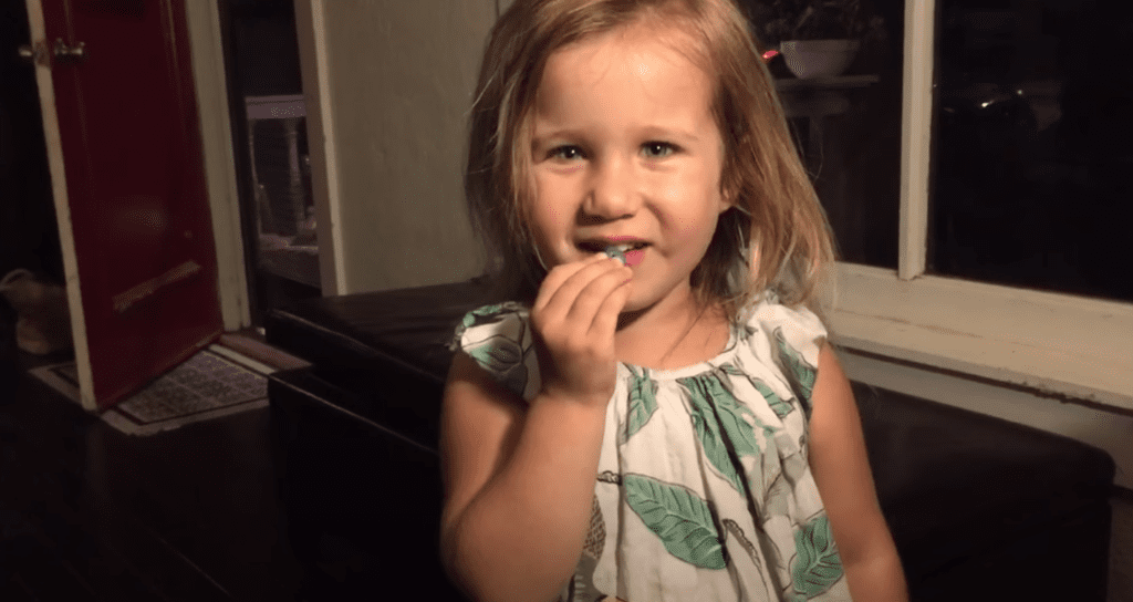 Girl with 7 siblings negotiates with dad over candy and 5 dollars