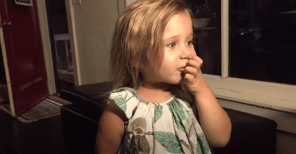 Girl with 7 siblings negotiates with dad over candy and 5 dollars