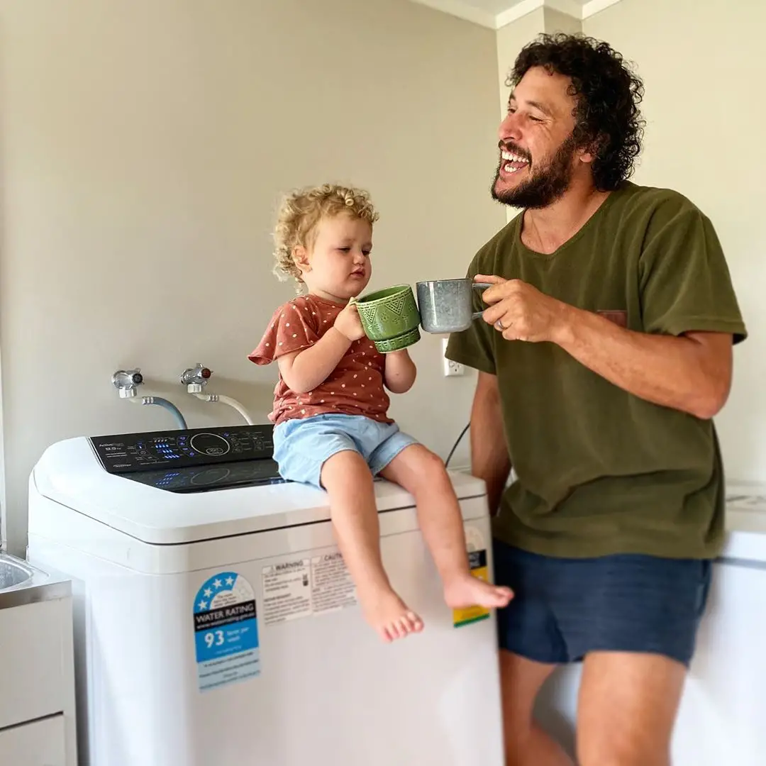 Toddler gives her hilarious take on dad’s voice lessons