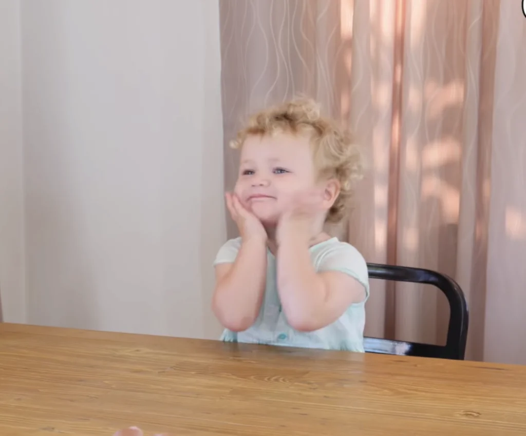 Toddler gives her hilarious take on dad’s voice lessons