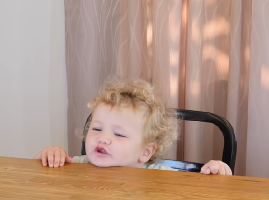 Toddler gives her hilarious take on dad’s voice lessons