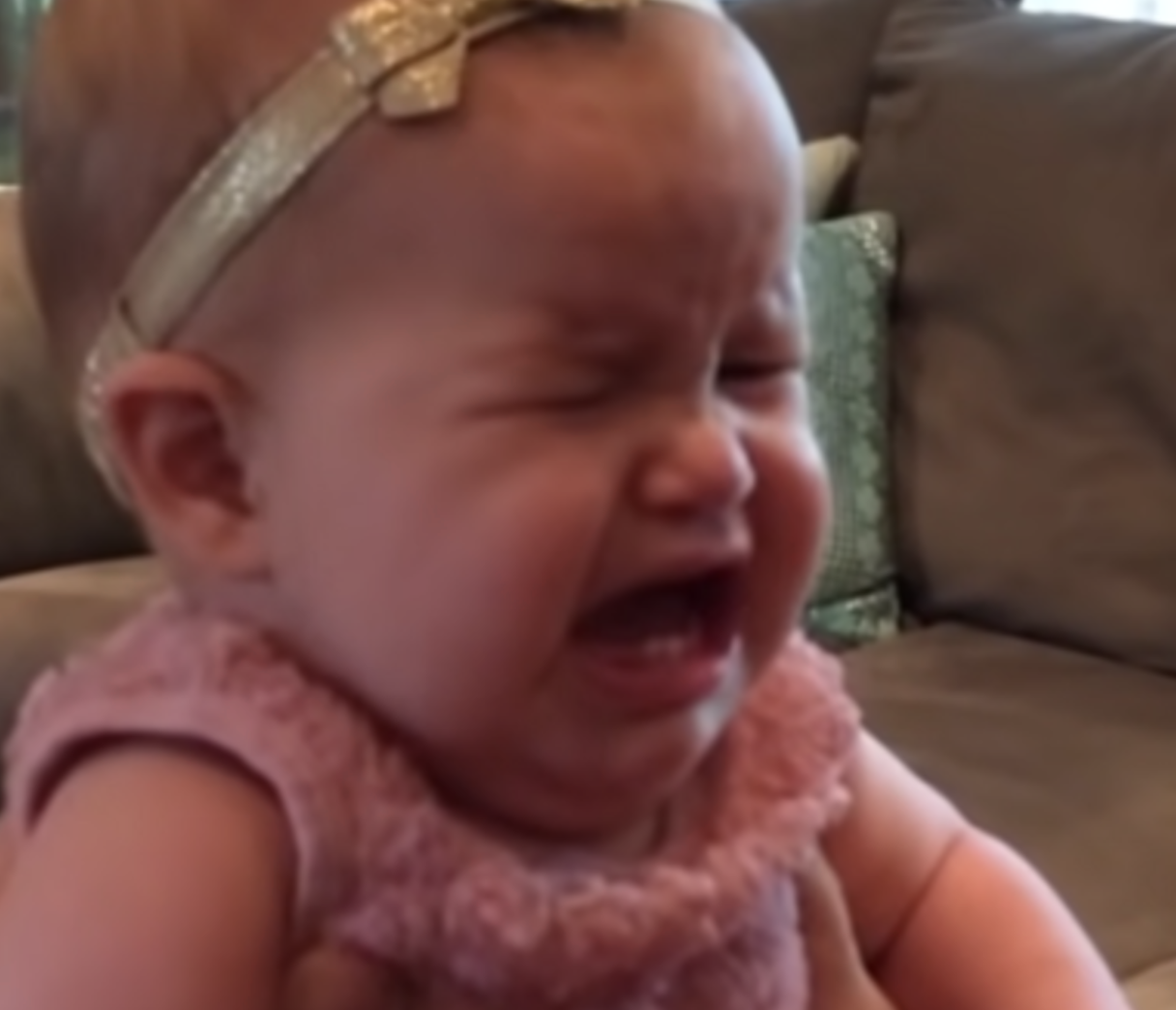 Baby girl can’t recognize dad after he shaves off his beard