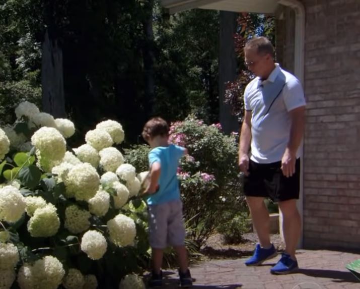 Boy forms special bond with neighbor while dad’s deployed