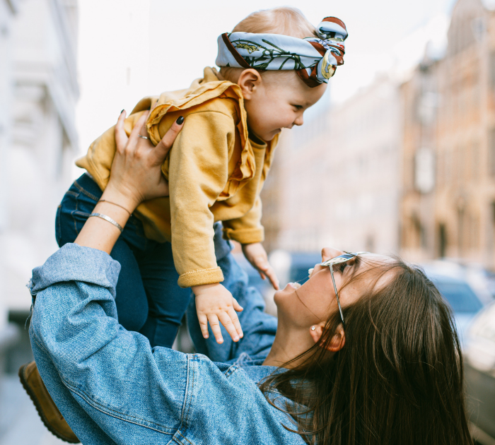 The moment this baby sees her mother clearly for the first time is ...