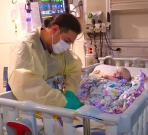 Nurse spreads joy around children’s hospital with his fun dancing and ...
