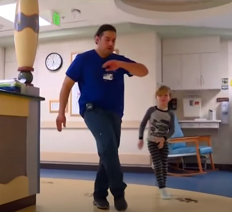 Nurse spreads joy around children’s hospital with his fun dancing and ...