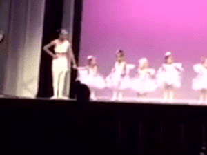 Stage fright struck toddler can’t face crowd until the best dad steps up
