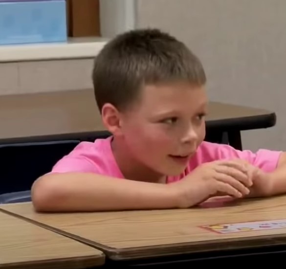 Teacher comes up with unique plan to help boy bullied over pink shirt
