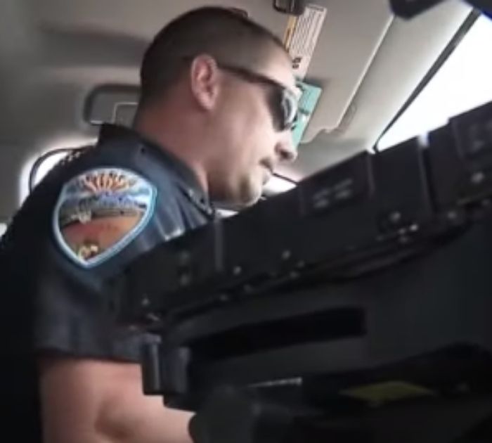 Cop comforts toddler during welfare check and 2 years later becomes her ...