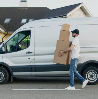 Amazon delivery driver comes to screeching halt at sight of 5-month-old ...