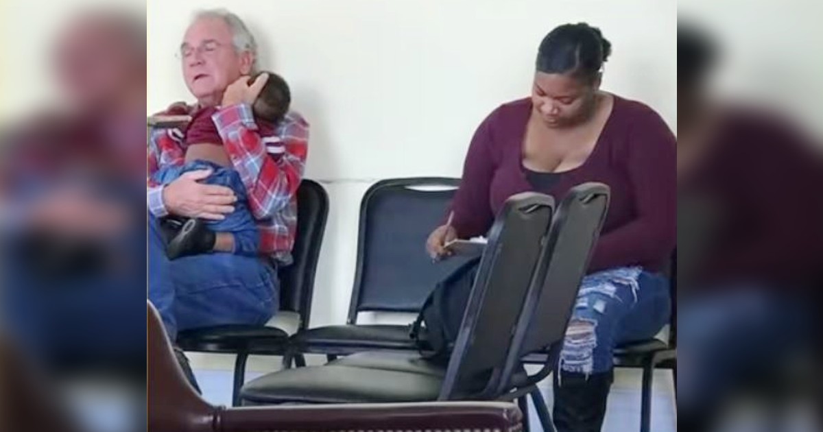 Man decides to hold strangers baby in the waiting room and makes ...