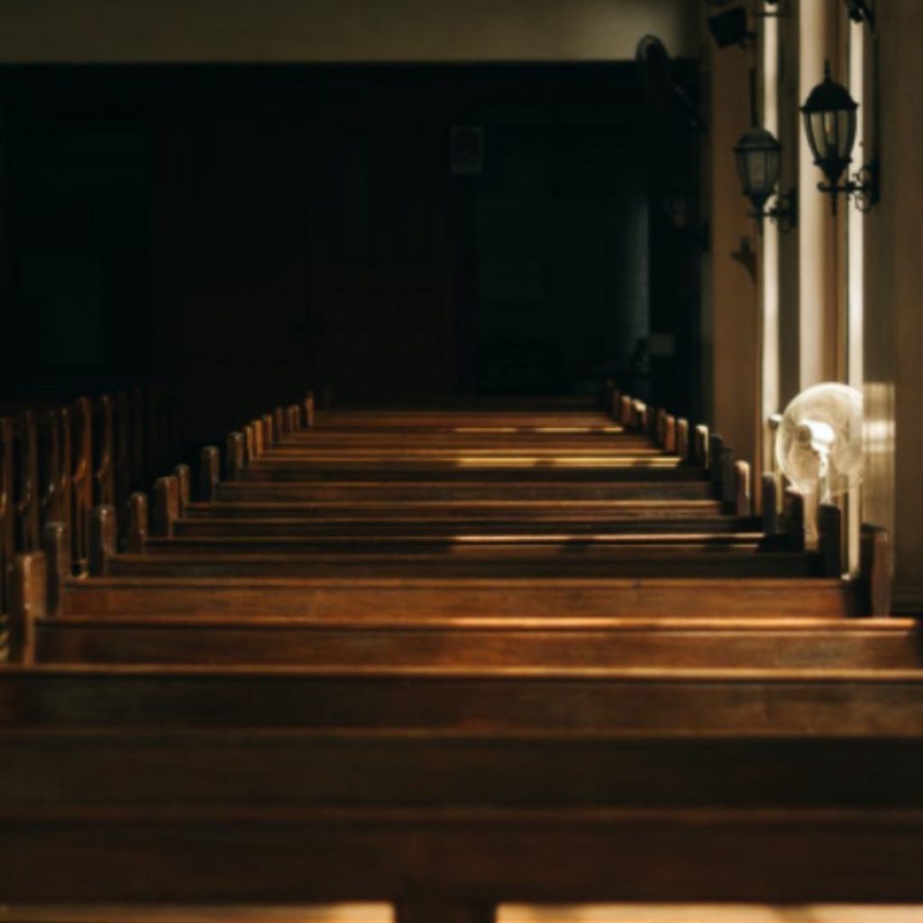 Priest reaches out to bless little girl and she adorably slips him a ...
