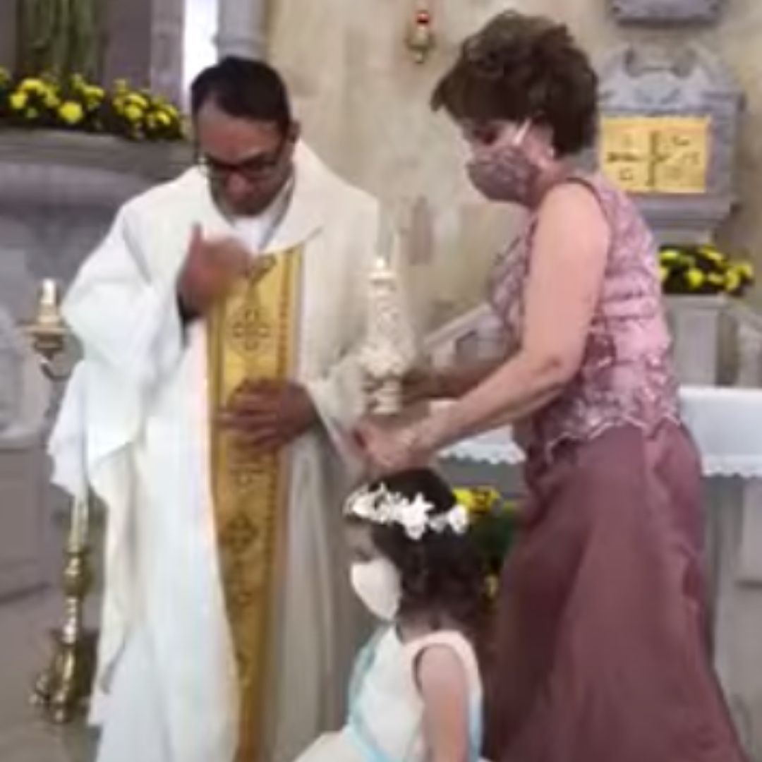 Priest reaches out to bless little girl and she adorably slips him a ...