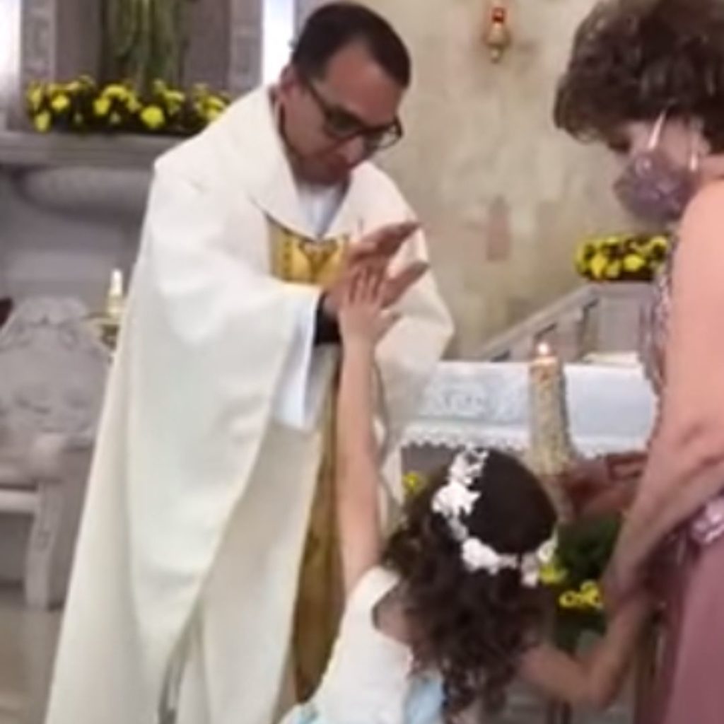 Priest reaches out to bless little girl and she adorably slips him a ...