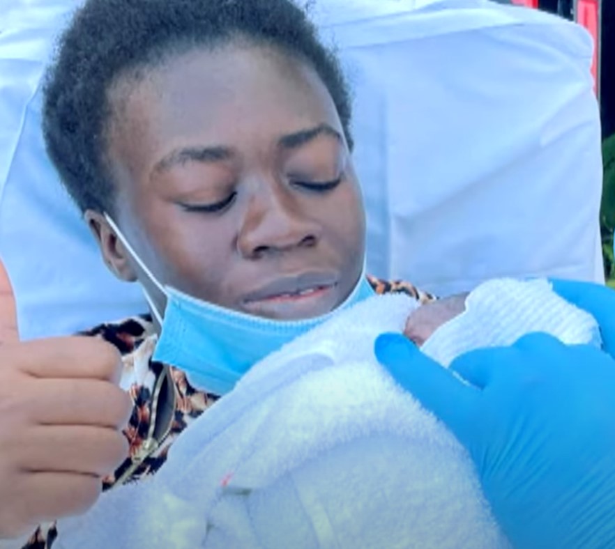 Woman stops and helps deliver stranger’s baby on the street then ...