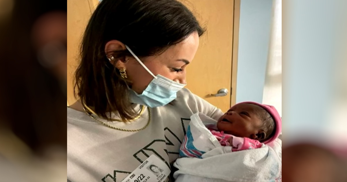 Woman stops and helps deliver stranger’s baby on the street then ...