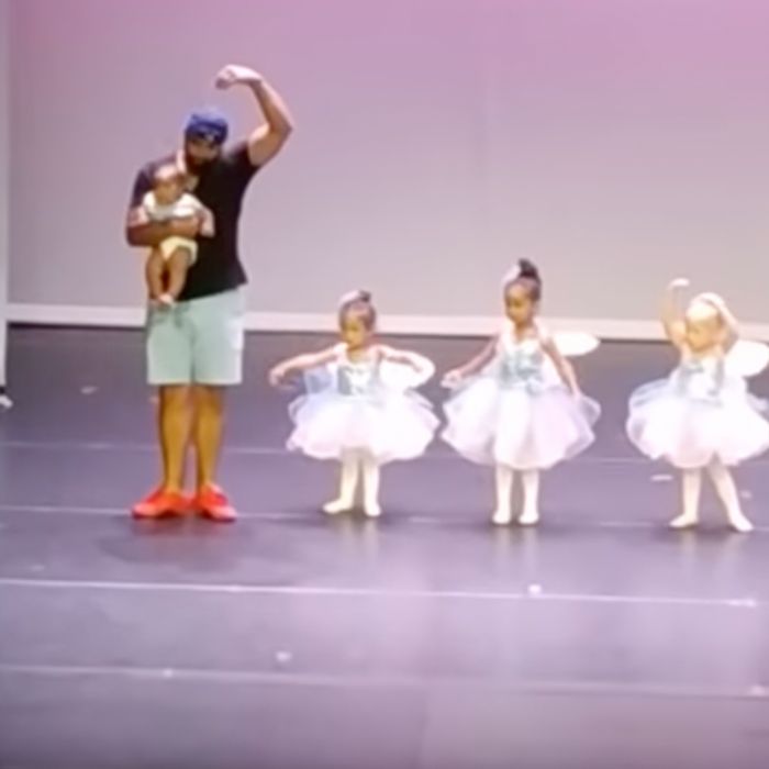Dad runs on stage to help daughter oversome stage fright at her dance ...