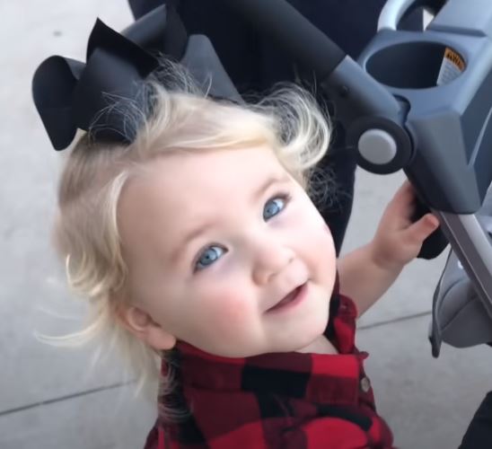 Toddler has adorable reaction seeing dad without his beard for 1st time