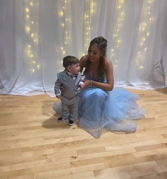 Teen mom shows up to prom with toddler as her date