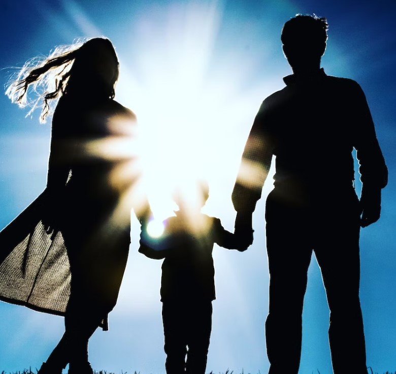 Widowed father of 5 opens box from strangers and finds the most ...