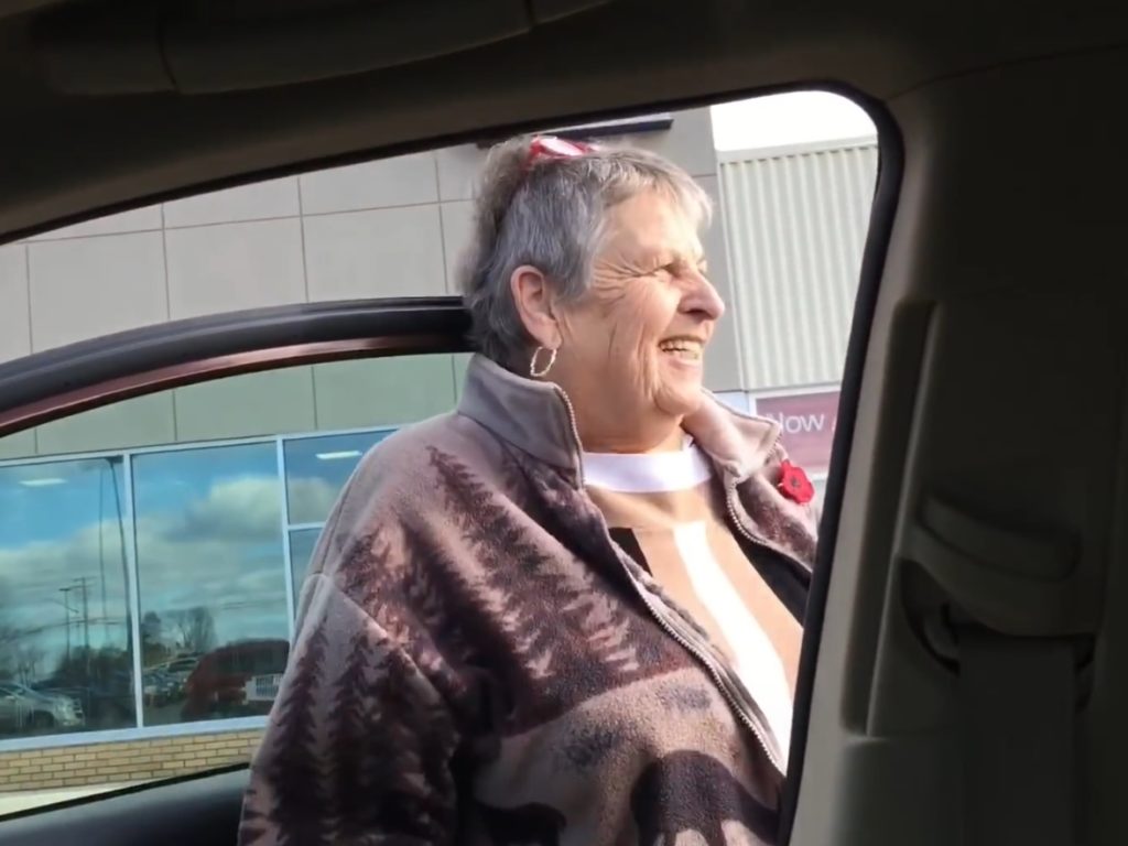 Son sees mom getting into wrong car and instead of stopping her he ...