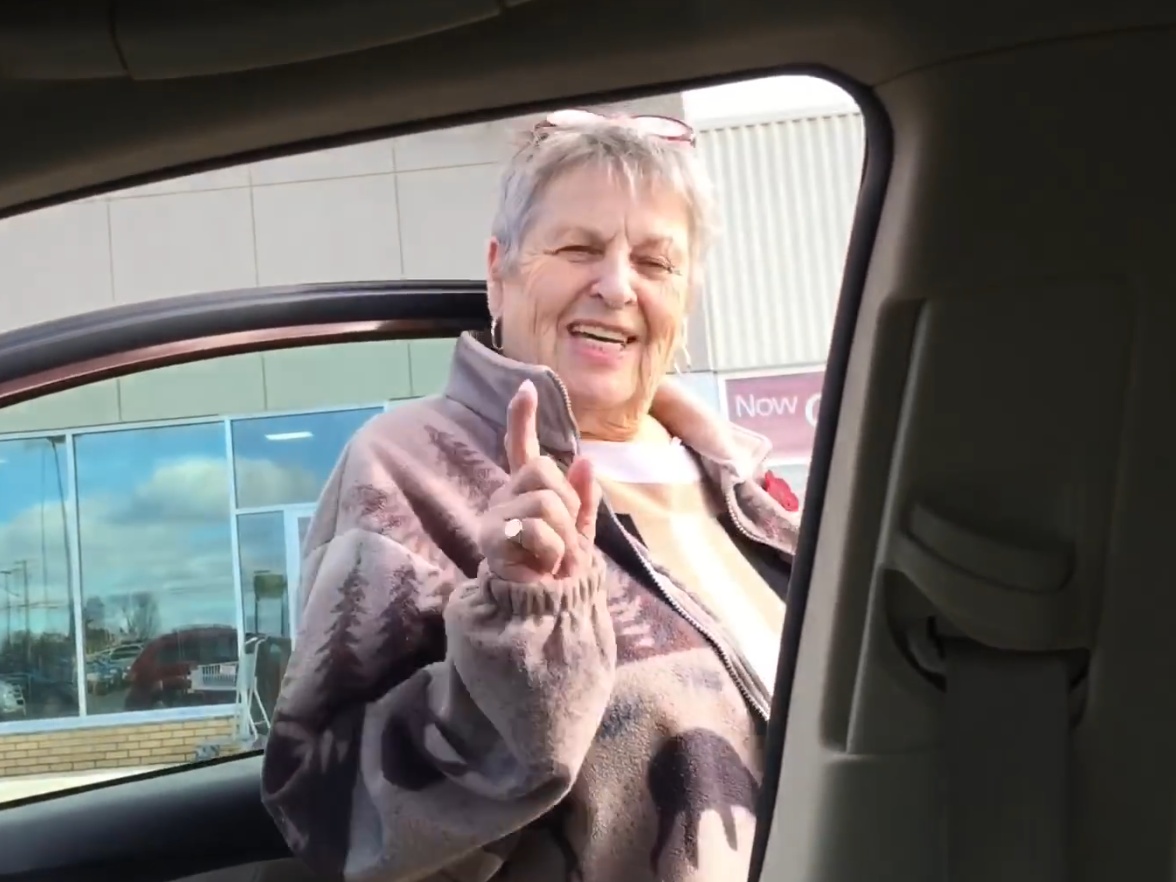 Son sees mom getting into wrong car and instead of stopping her he ...