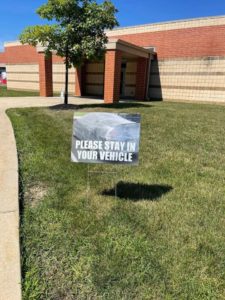 School puts out hilarious signs in drop-off lane that have parents ...
