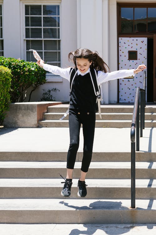 School puts out hilarious signs in drop-off lane that have parents ...
