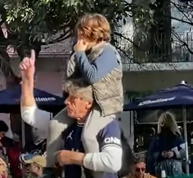 Crowd bands together in a brilliant way to help lost child find dad