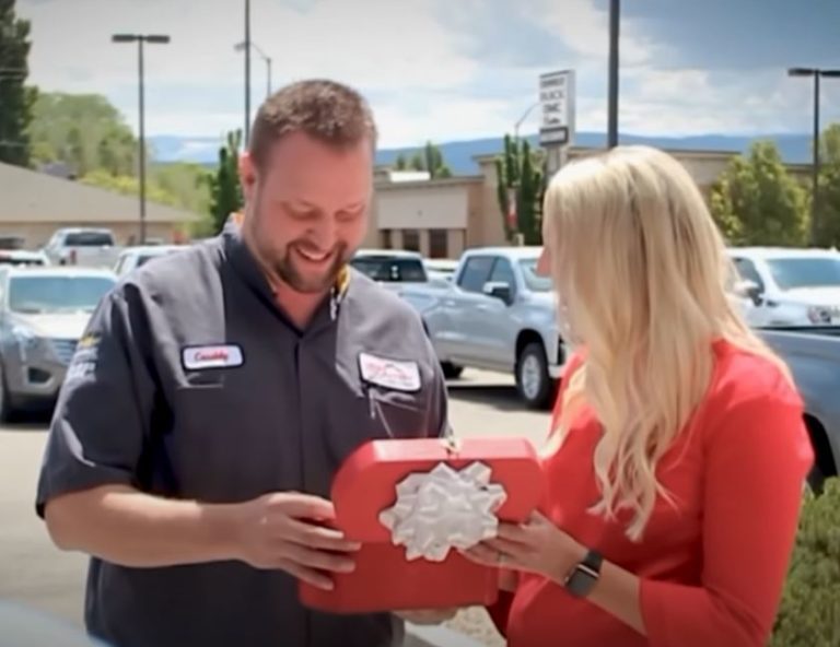 Widowed father of 5 opens box from strangers and finds the most ...