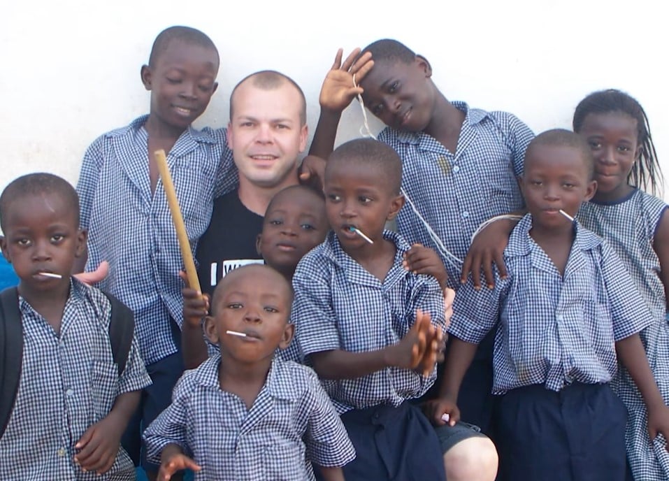 Family of 4 grows into a giant family of 12 after they adopt 8 siblings ...