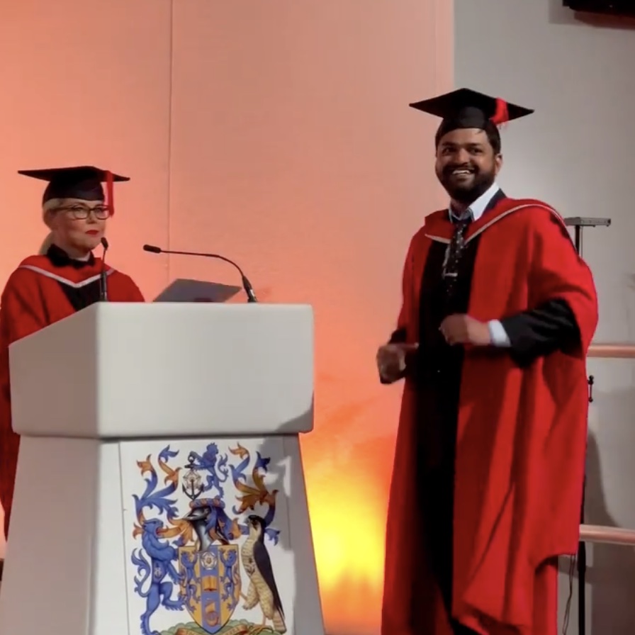 Little girl proudly cheers for daddy during his graduation and melts ...