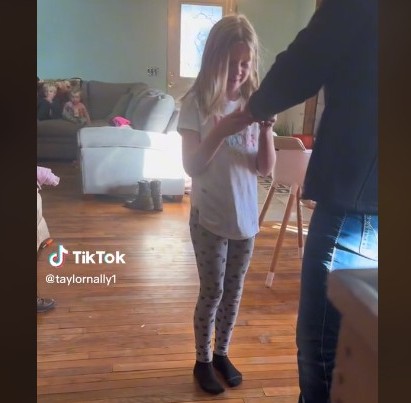 Man plops down on one knee to ask fiancee’s daughter if she’ll be his girl