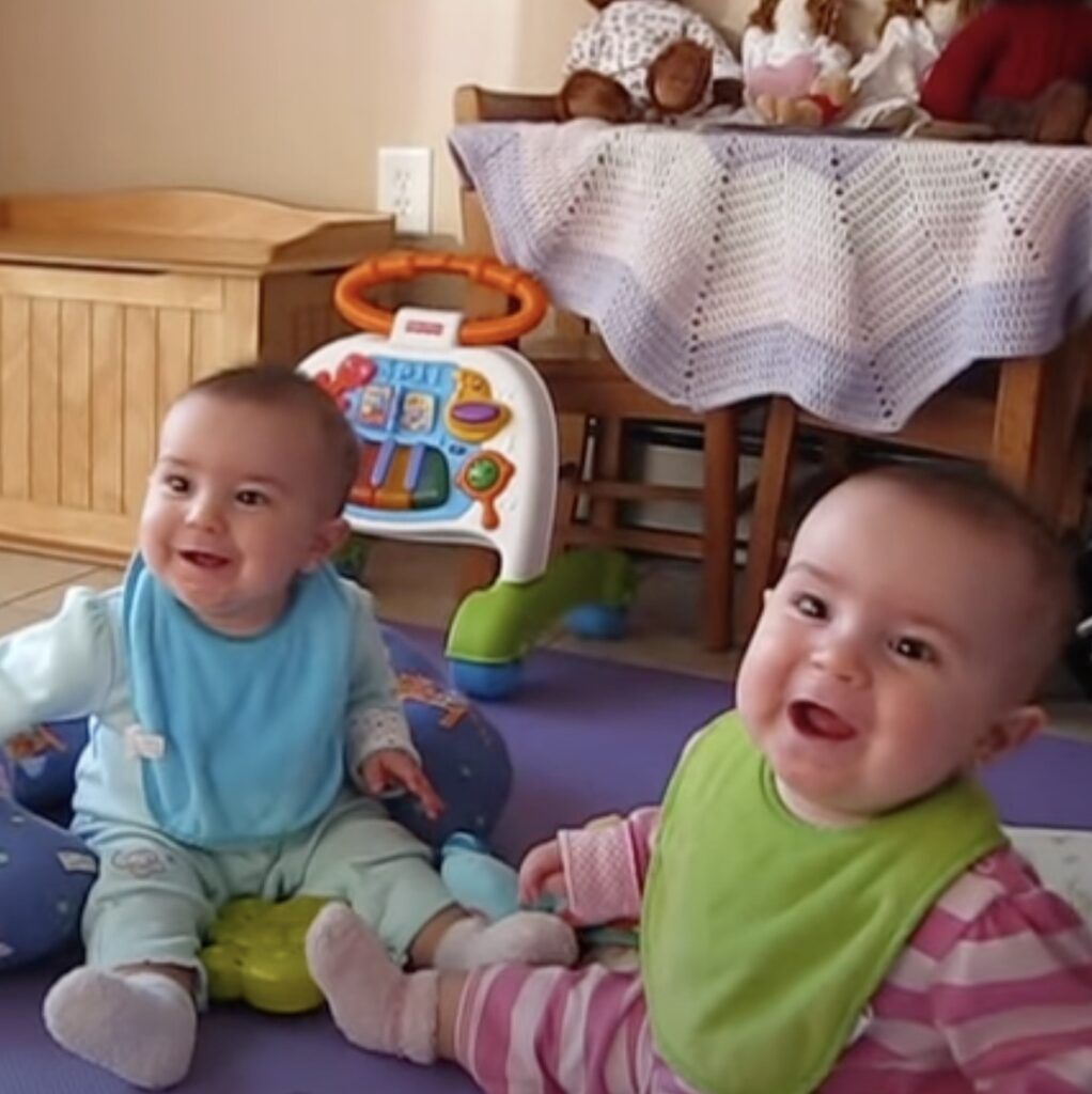 7-month-old twins have sweetest reaction when they realize daddy’s home