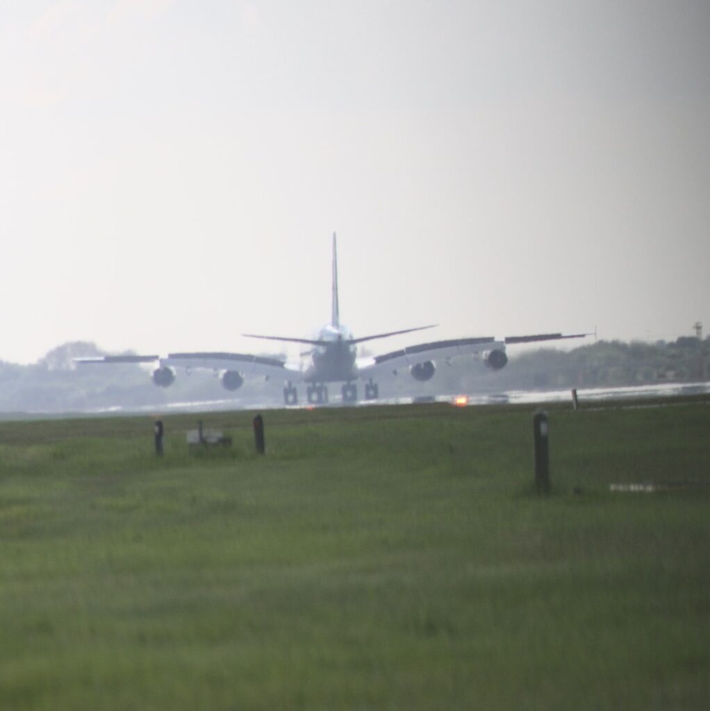 Woman refuses to give up her window seat to mom of 2 and internet is ...