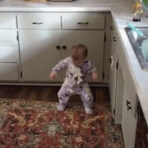 Mom plays music and baby girl can’t resist shaking her hips to the beat ...